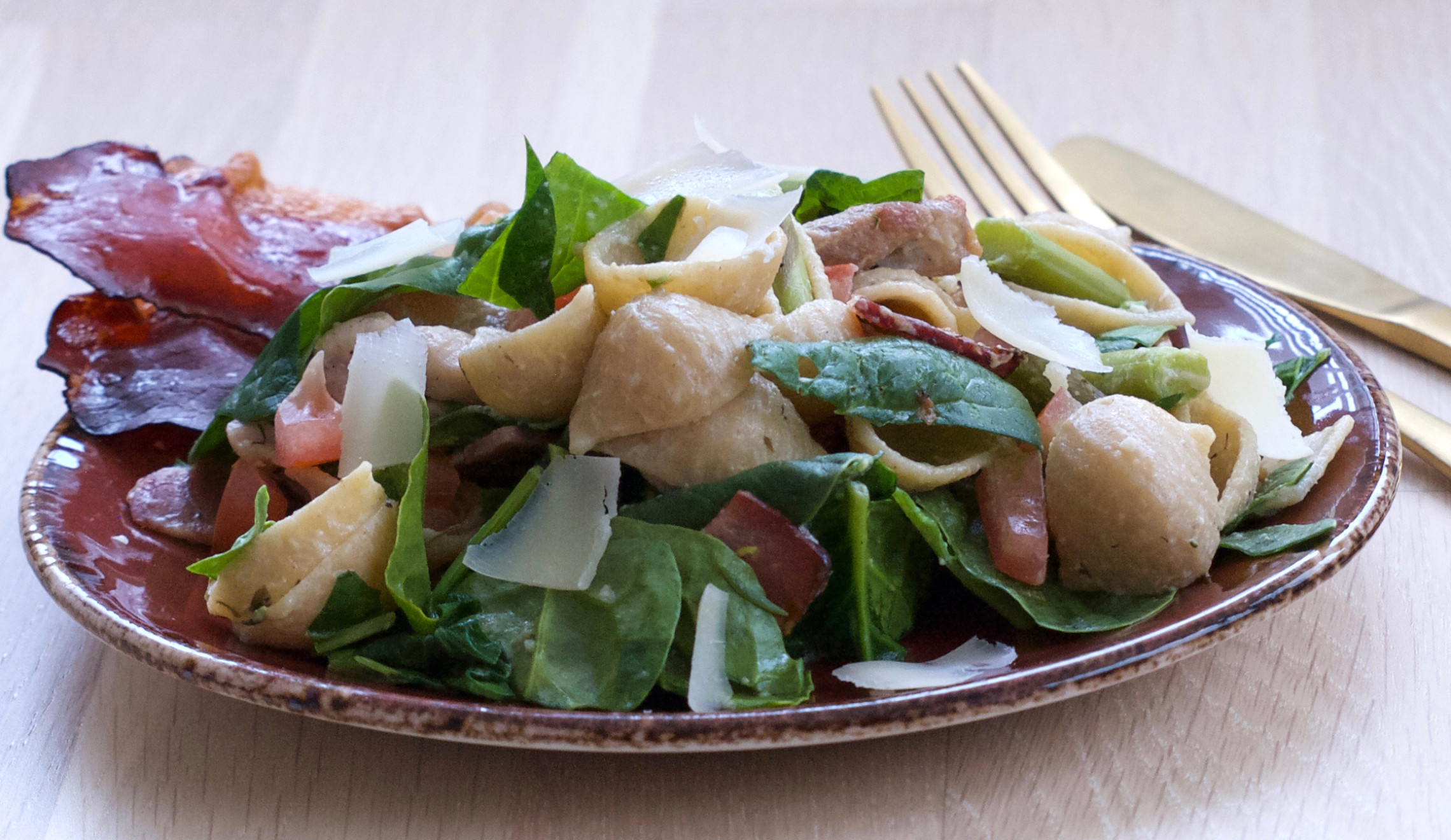 Pastasalat med kylling og sprød skinke | Dagens tallerken