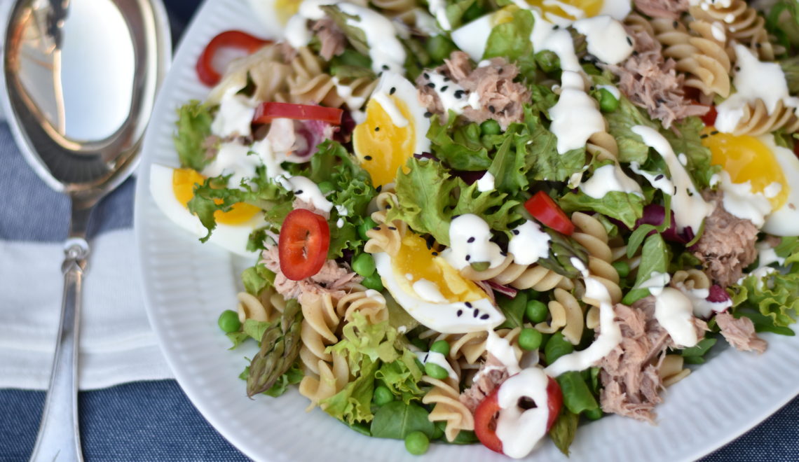 Opskrift på lækker tunsalat med æg, pasta og asparges