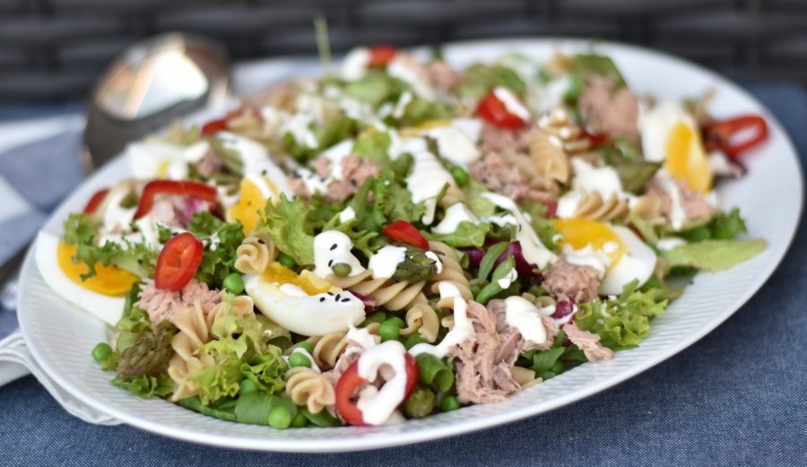 Opskrift på lækker tunsalat med æg, pasta og asparges