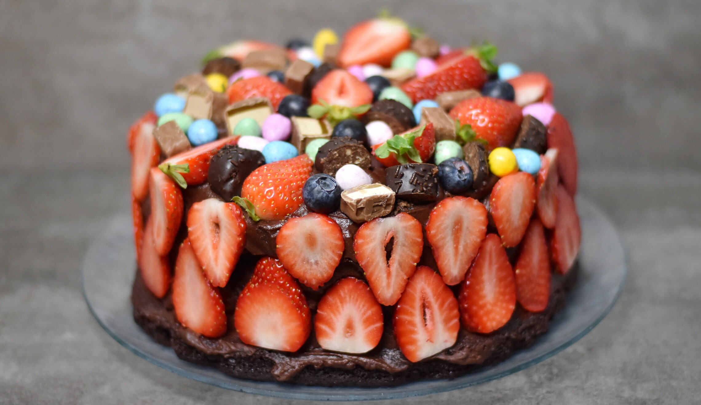 Black Magic kage - imponerende kage med masser af pynt