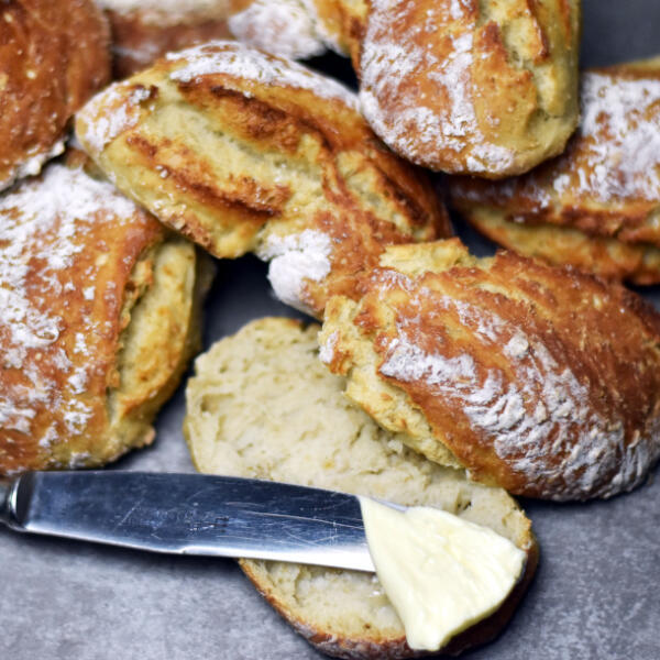 Koldthævet brød - bag sprødt og lækkert brød på ingen tid. Hent opskrift!