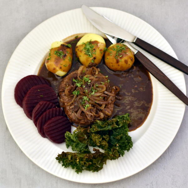 Hakkebøf med bløde løg og brun sovs | Opskrift på en klassiker